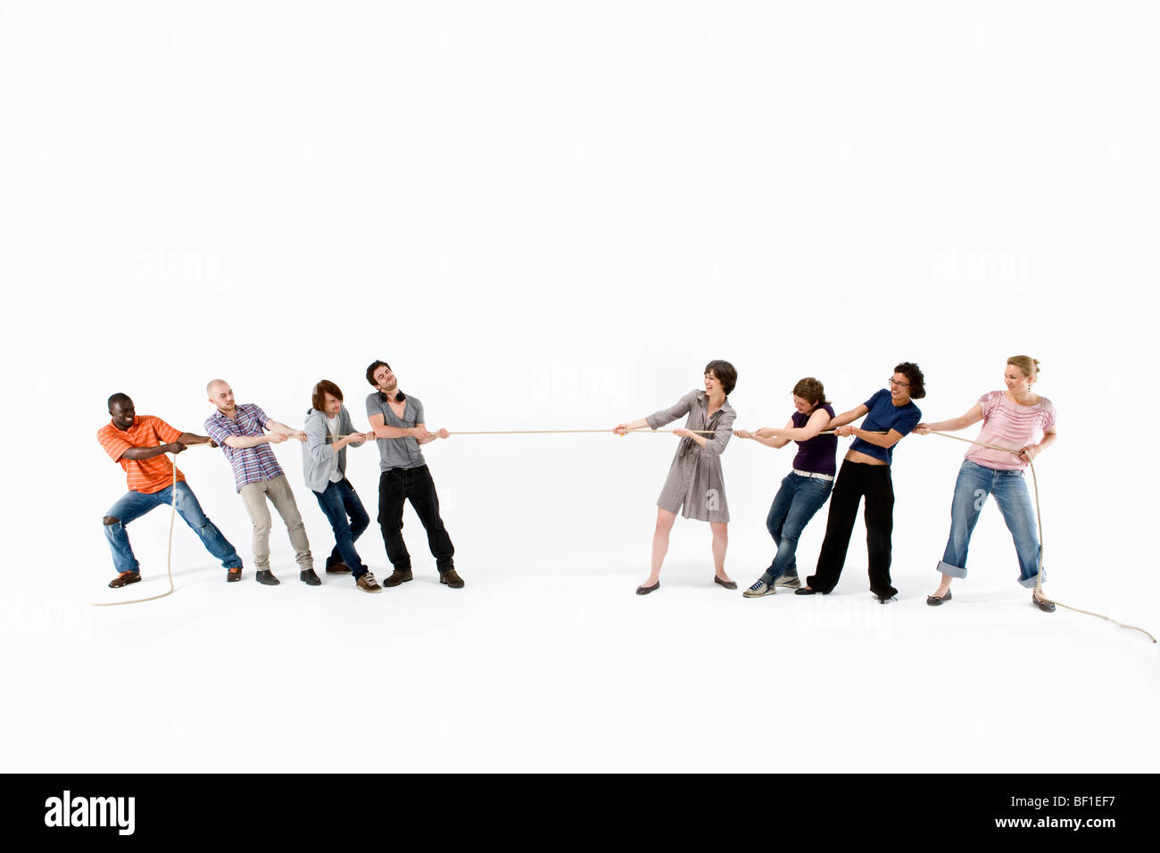 Männern und Frauen in einem Tauziehen Stockfotografie - Alamy