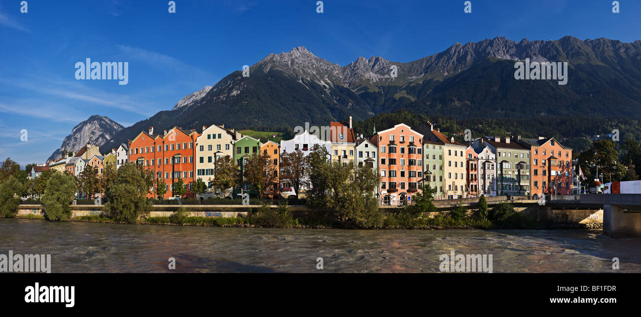 Panoramablick auf die Flußdamm Inn, die bunten Häuser und die ...