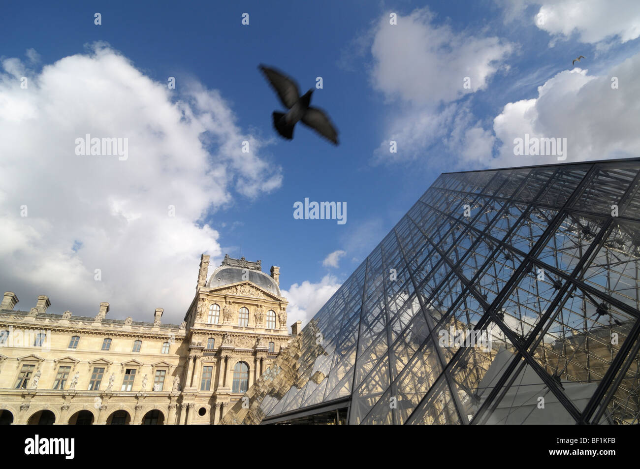 Louvre paris pyramide -Fotos und -Bildmaterial in hoher Auflösung – Alamy