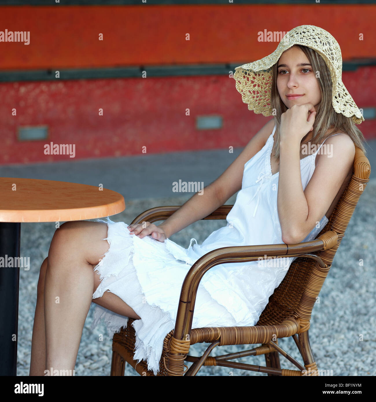 Leute sitzen an tischen der strandbar -Fotos und -Bildmaterial in hoher ...