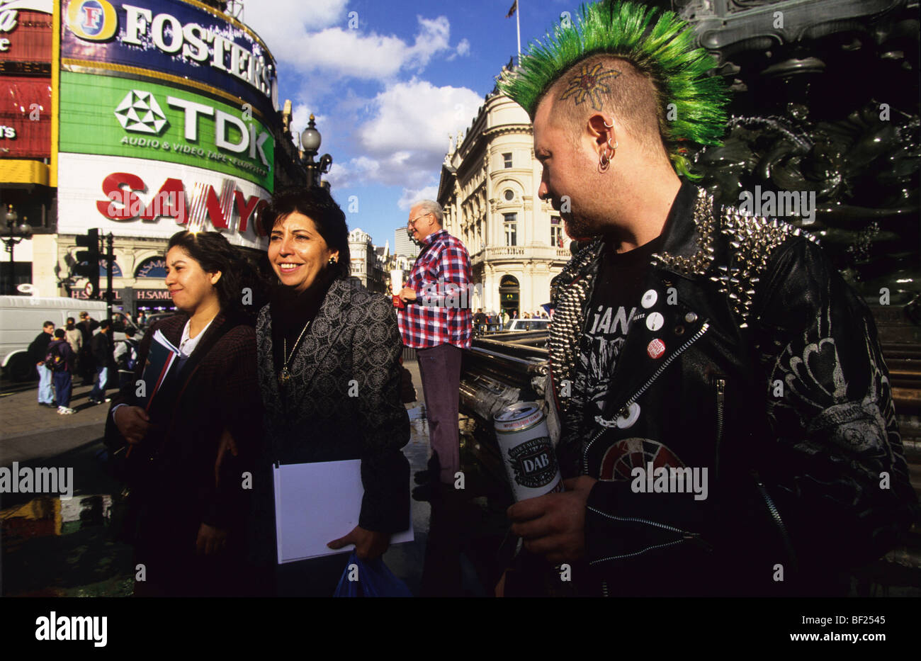 Punks und Touristen am Piccadilly Circus, City of London. England ...