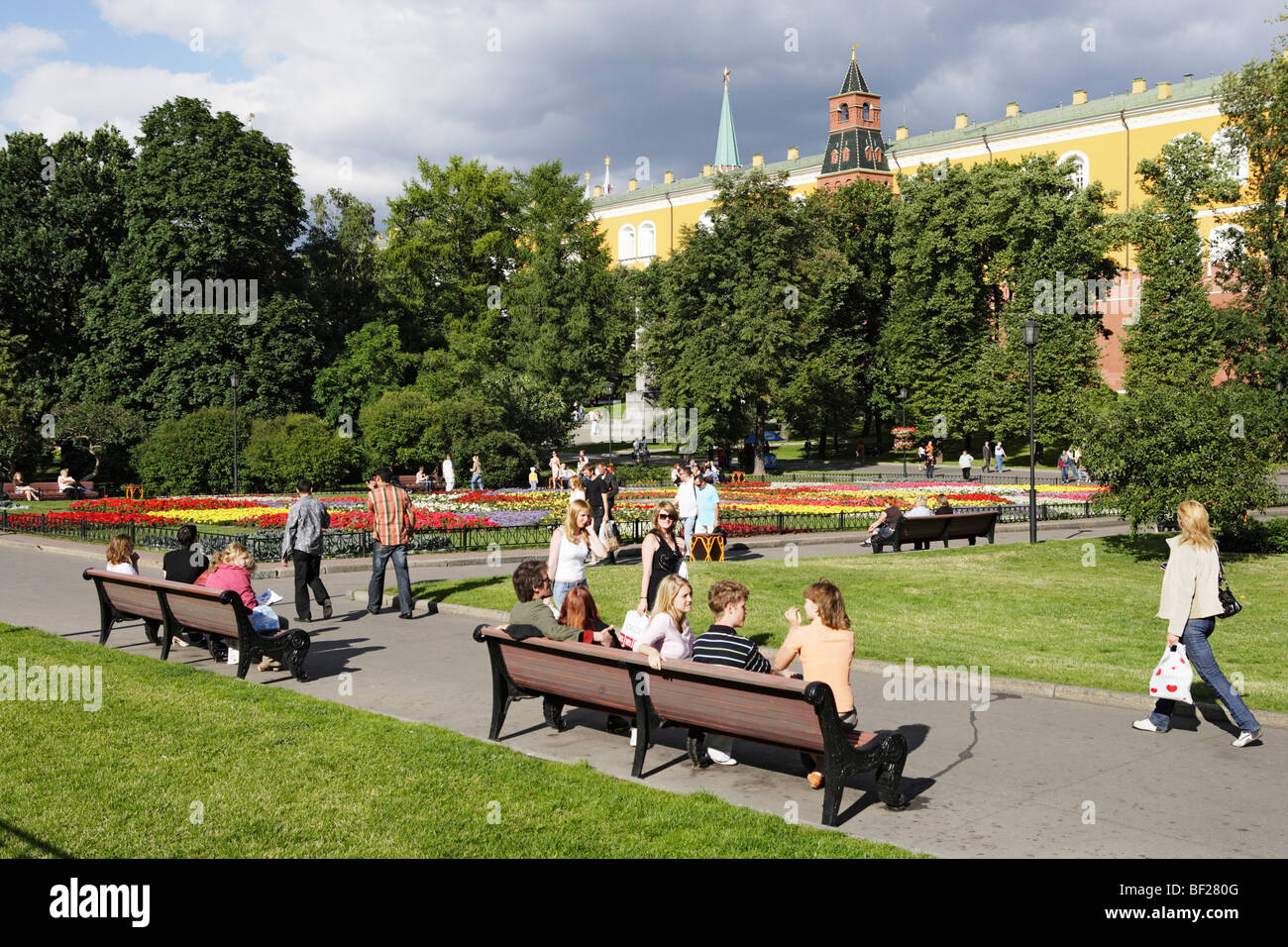 Menschen im Alexandergarten, Moskau, Russland Stockfotografie - Alamy