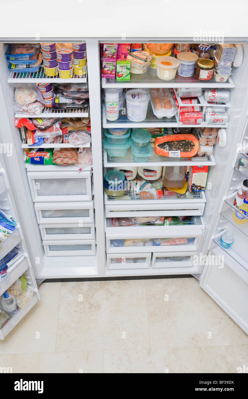 Kühlschrank gefüllt mit sortierten Lebensmittel Stockfotografie - Alamy Kühlschrank gefüllt mit sortierten Lebensmittel Stockfotografie - Alamy