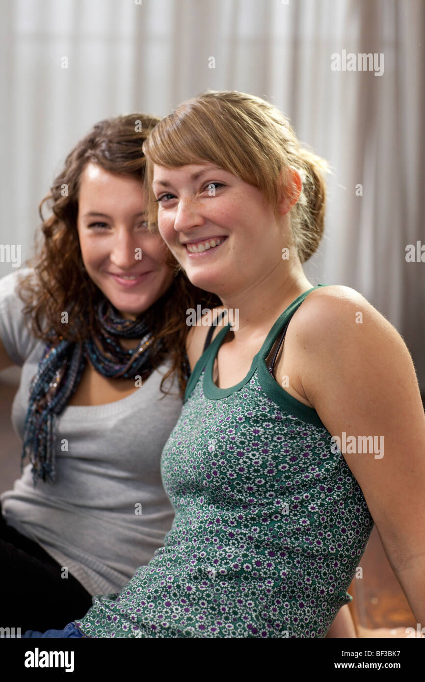 Sitzender teenager -Fotos und -Bildmaterial in hoher Auflösung – Alamy