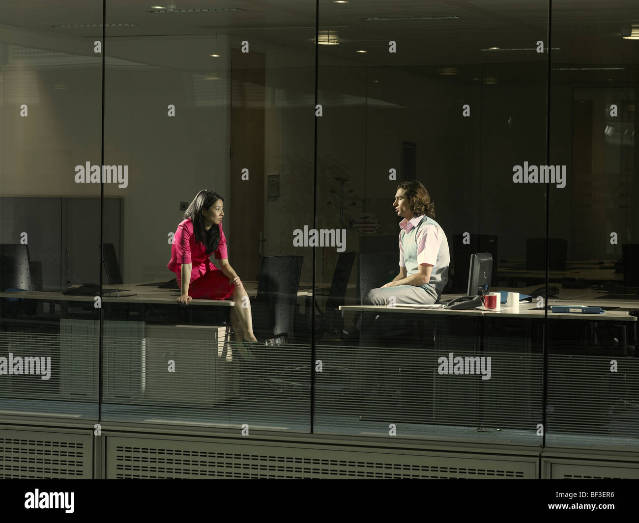 Zwei sitzende menschen -Fotos und -Bildmaterial in hoher Auflösung – Alamy