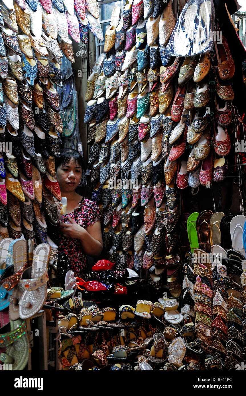 Shoes sale on market stall -Fotos und -Bildmaterial in hoher Auflösung ...