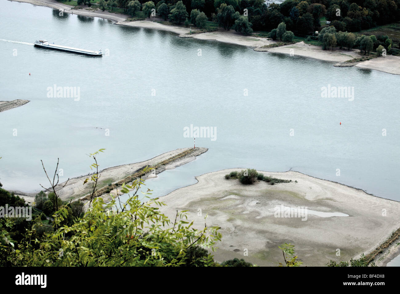 Blick vom Mt. Drachenfels auf der Insel Nonnenwerth, Niedrigwasser am ...