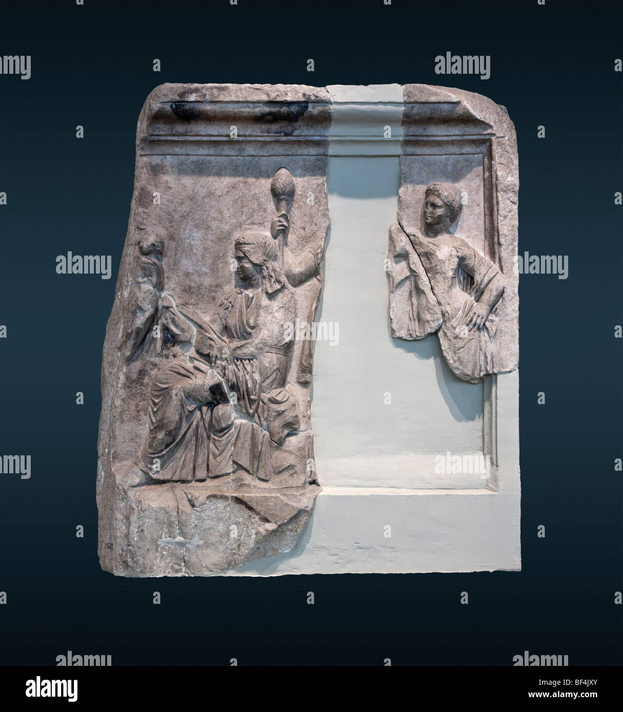 Relief in Piräus Darstellung Nysa und zwei Nymphen, von denen ein Satyr ...