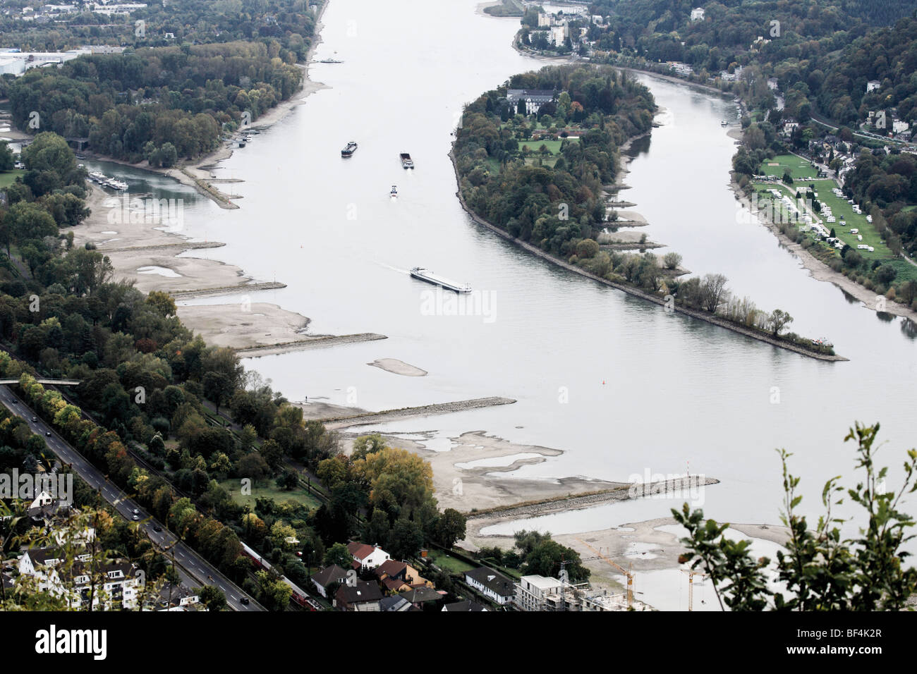 Blick vom Mt. Drachenfels auf der Insel Nonnenwerth, Niedrigwasser am ...