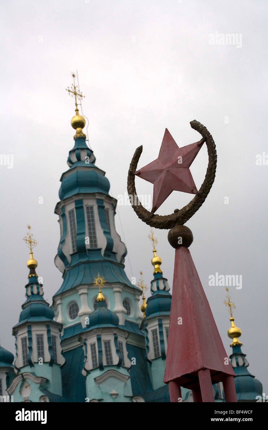 russische orthodoxe Kirche mit Hammer und sowjetischen Stern ...