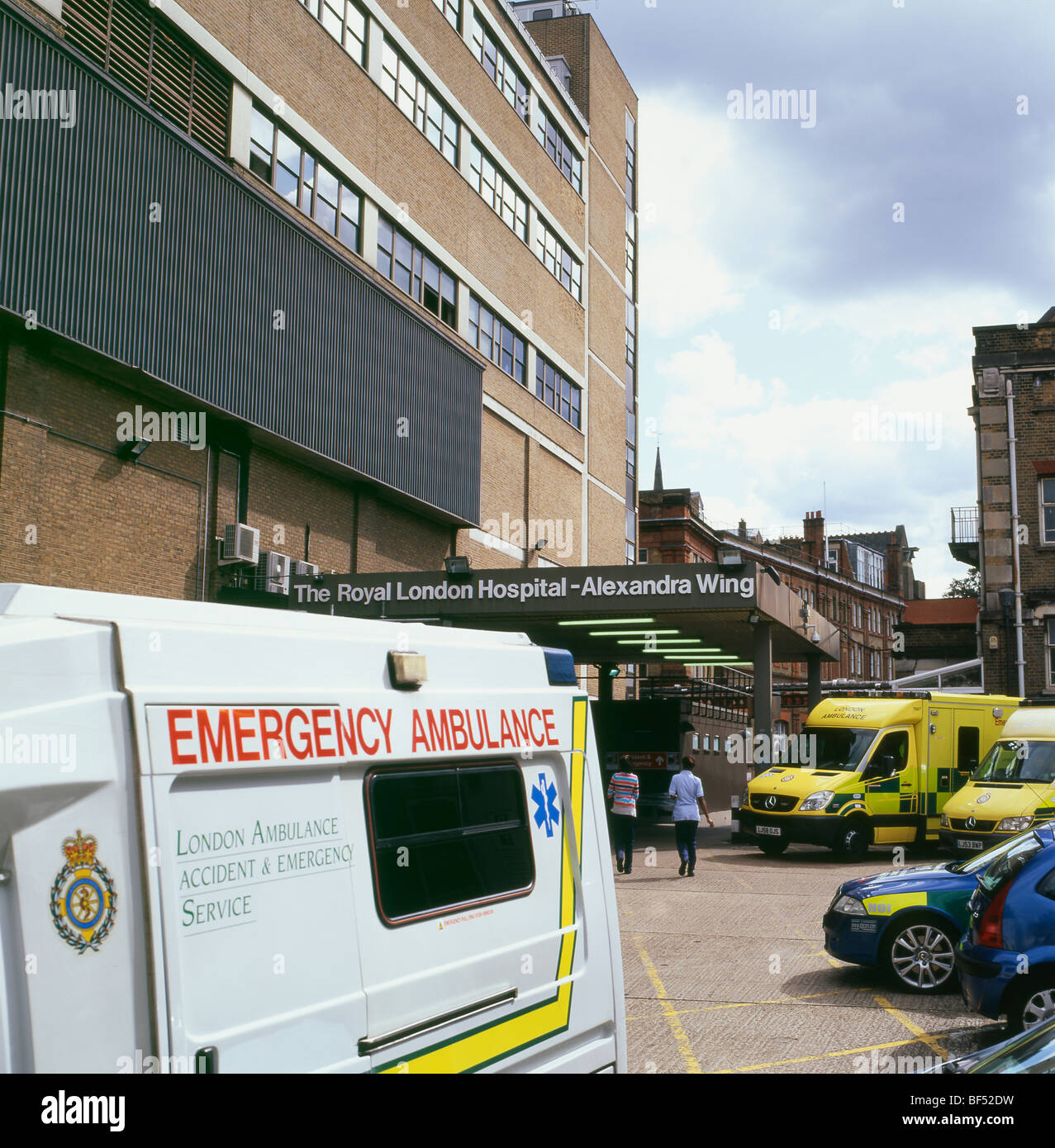 Krankenwagen vor A & E am Royal London Hospital Alexandra Wing in ...