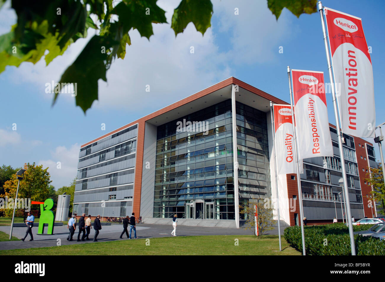 Hauptsitz der Henkel AG & Co. KGaA in Düsseldorf Holthausen, Nordrhein ...
