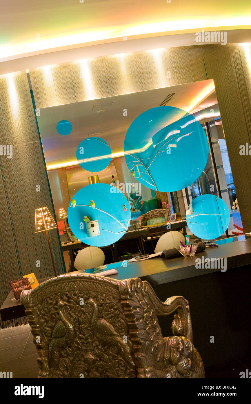Modern hotel reception -Fotos und -Bildmaterial in hoher Auflösung – Alamy