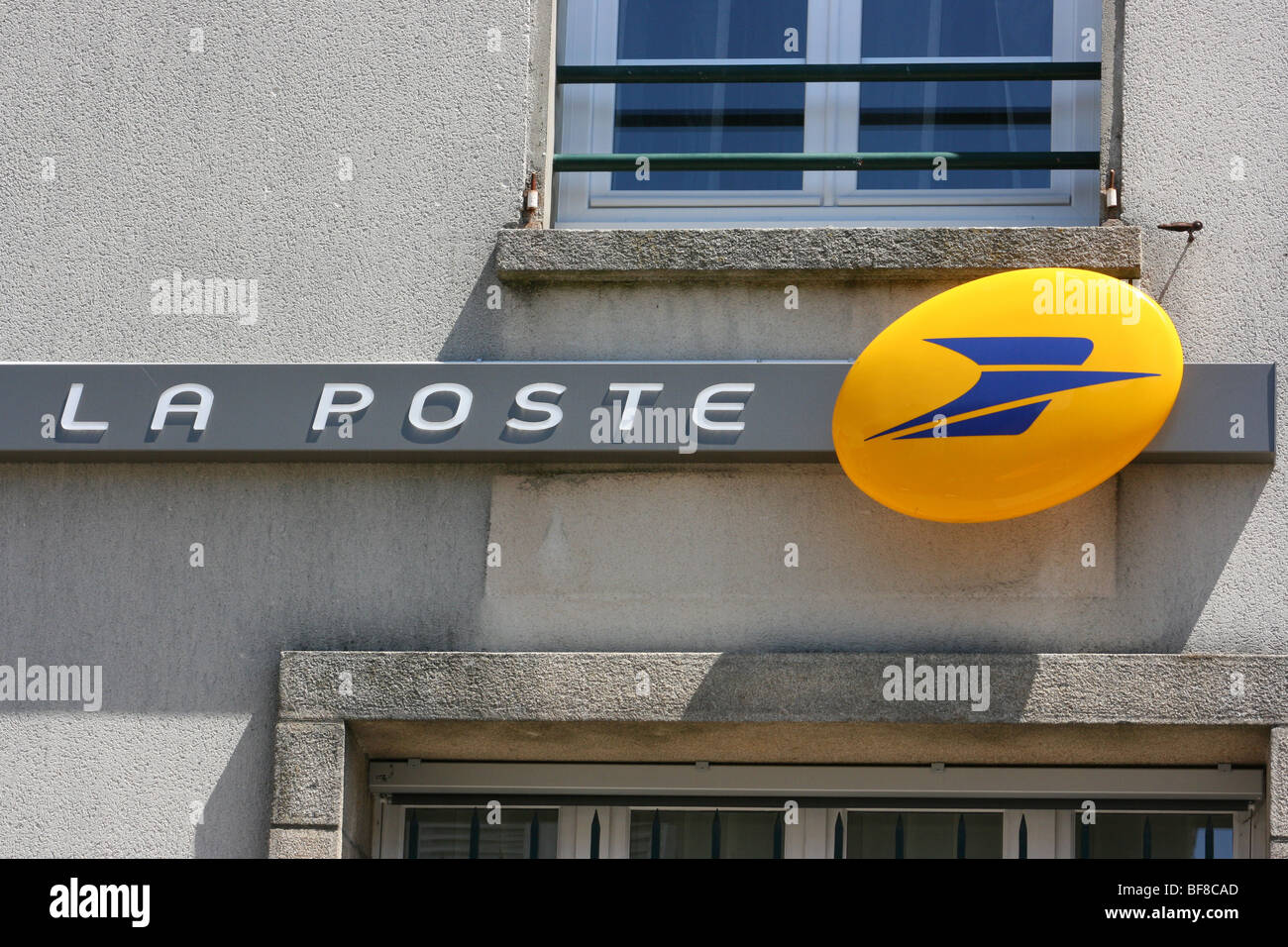 Büro und das Logo von la Poste, die französische Post im Dorf von ...