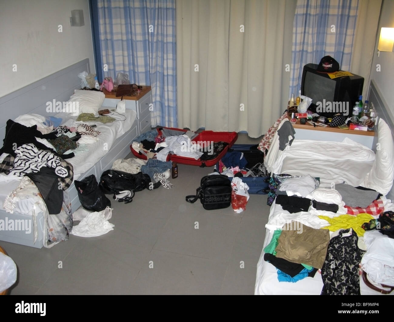 Dirty hotel room -Fotos und -Bildmaterial in hoher Auflösung – Alamy