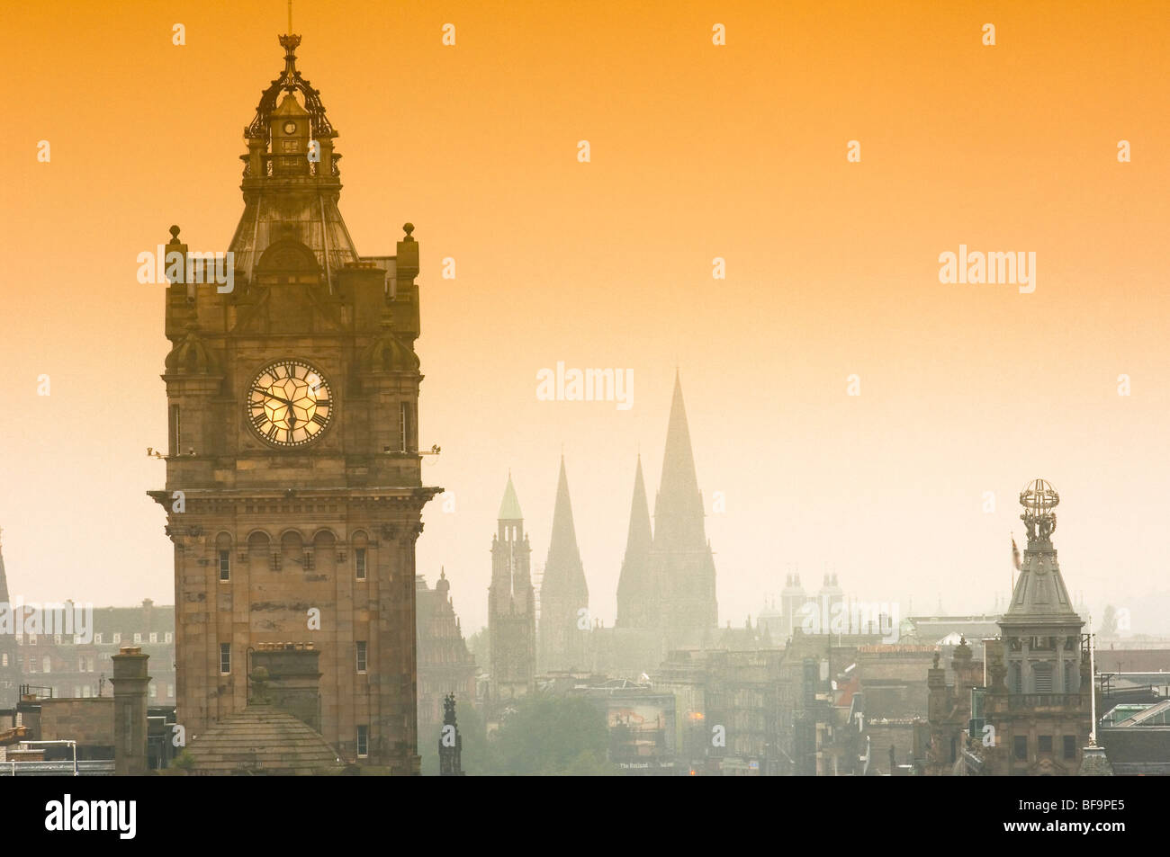 Balmoral Hotel Turm und Altstadt von Calton Hill. Edinburgh. Lothian ...