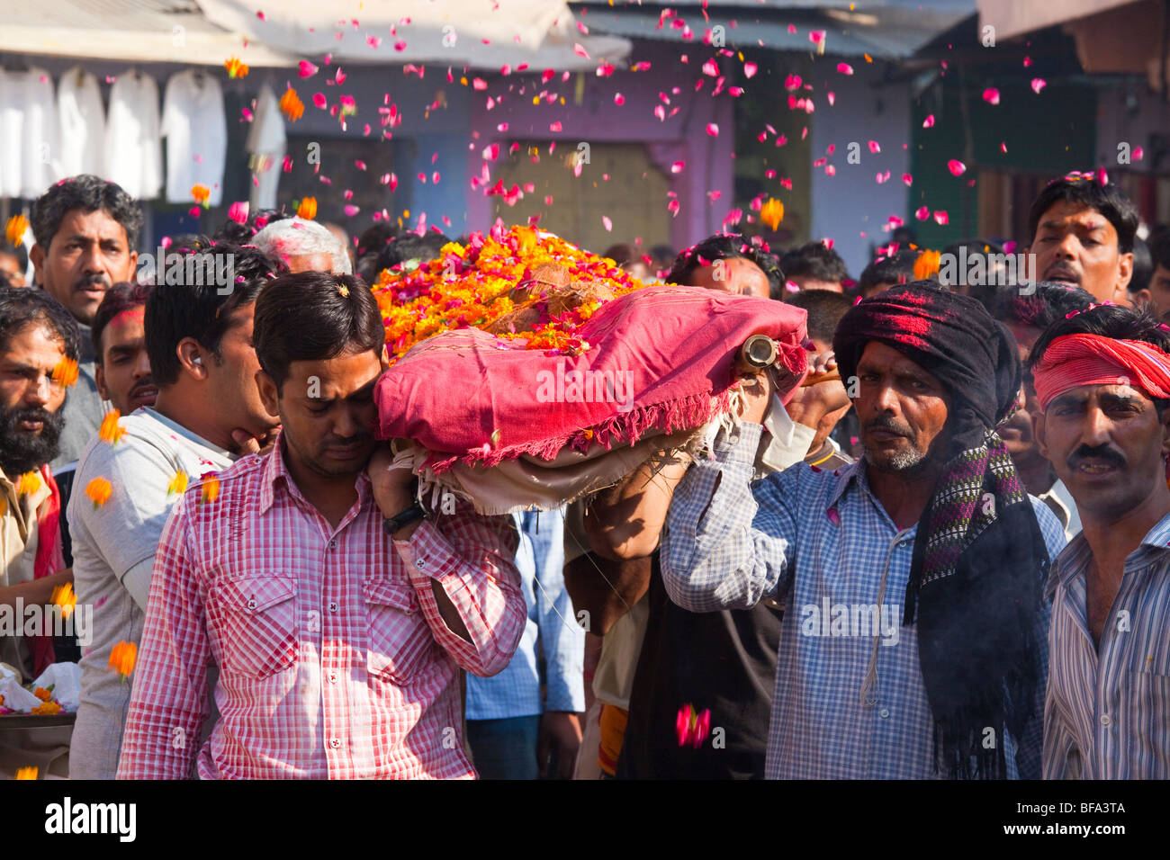 Indische beerdigung -Fotos und -Bildmaterial in hoher Auflösung – Alamy
