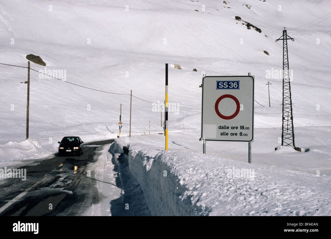 Auto fahren auf gefrorenen Weg nach Splügen Pass zwischen Italien und ...