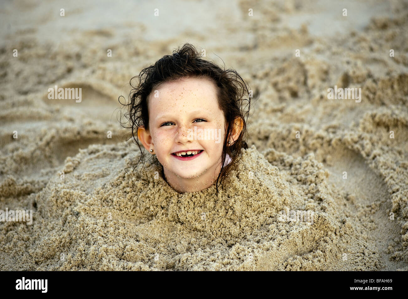 Girl Buried Sand Beach Stockfotos und -bilder Kaufen - Alamy