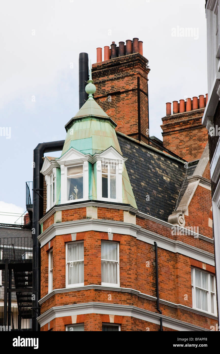 Kupfer Dach und Schornstein Stack in Kensington, London Stockfotografie ...