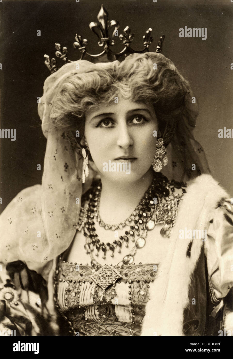 Sovereign queen -Fotos und -Bildmaterial in hoher Auflösung – Alamy