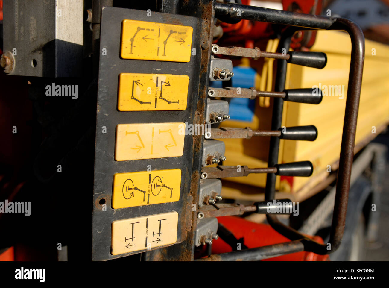 Rechte hand heben -Fotos und -Bildmaterial in hoher Auflösung – Alamy