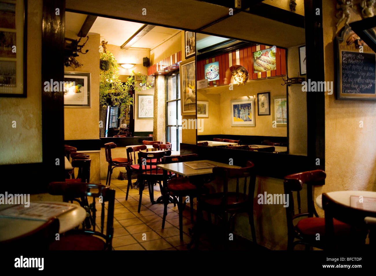 Traditional spanish cafe interior -Fotos und -Bildmaterial in hoher ...
