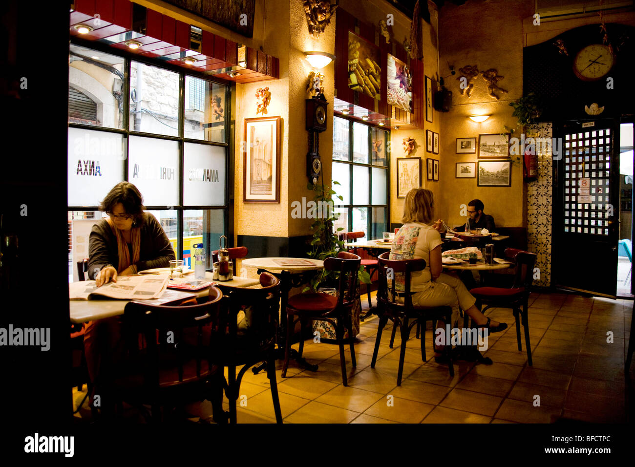 Traditional spanish cafe interior -Fotos und -Bildmaterial in hoher ...