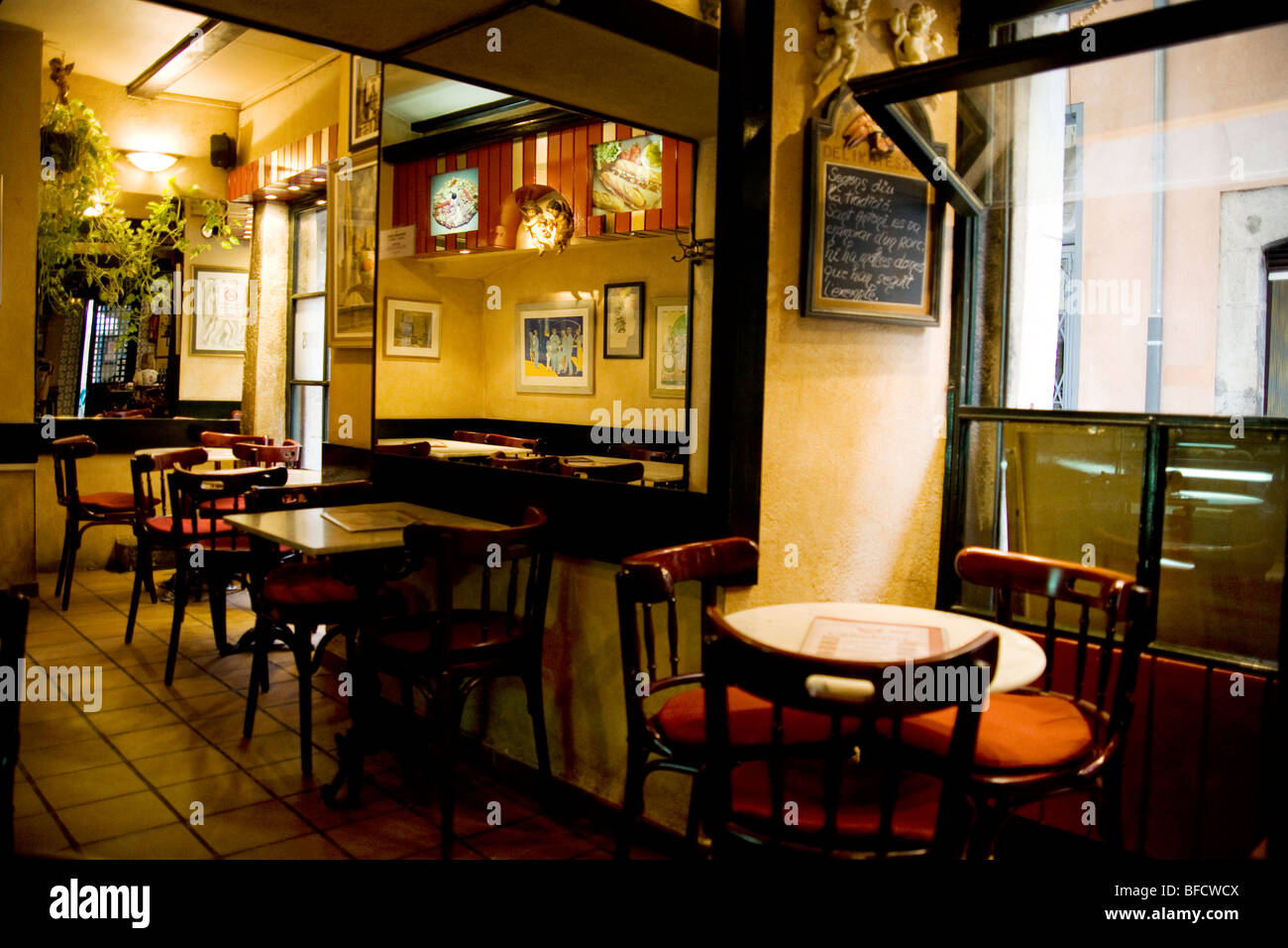 Traditional spanish cafe interior -Fotos und -Bildmaterial in hoher ...