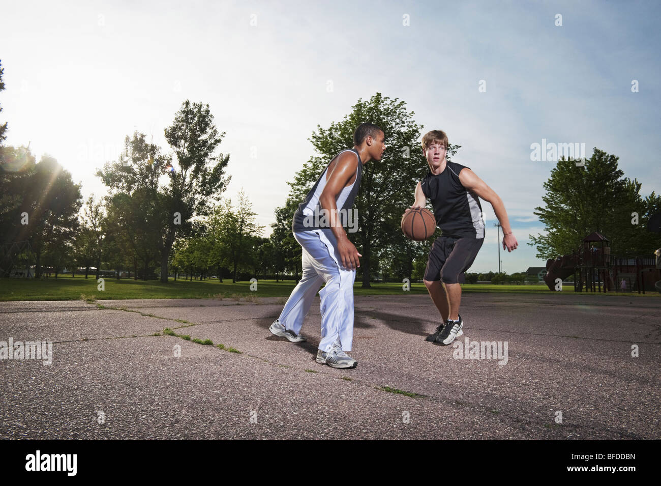 Zwei junge Männer spielen auf einem Basketball in Barstow Park in ...
