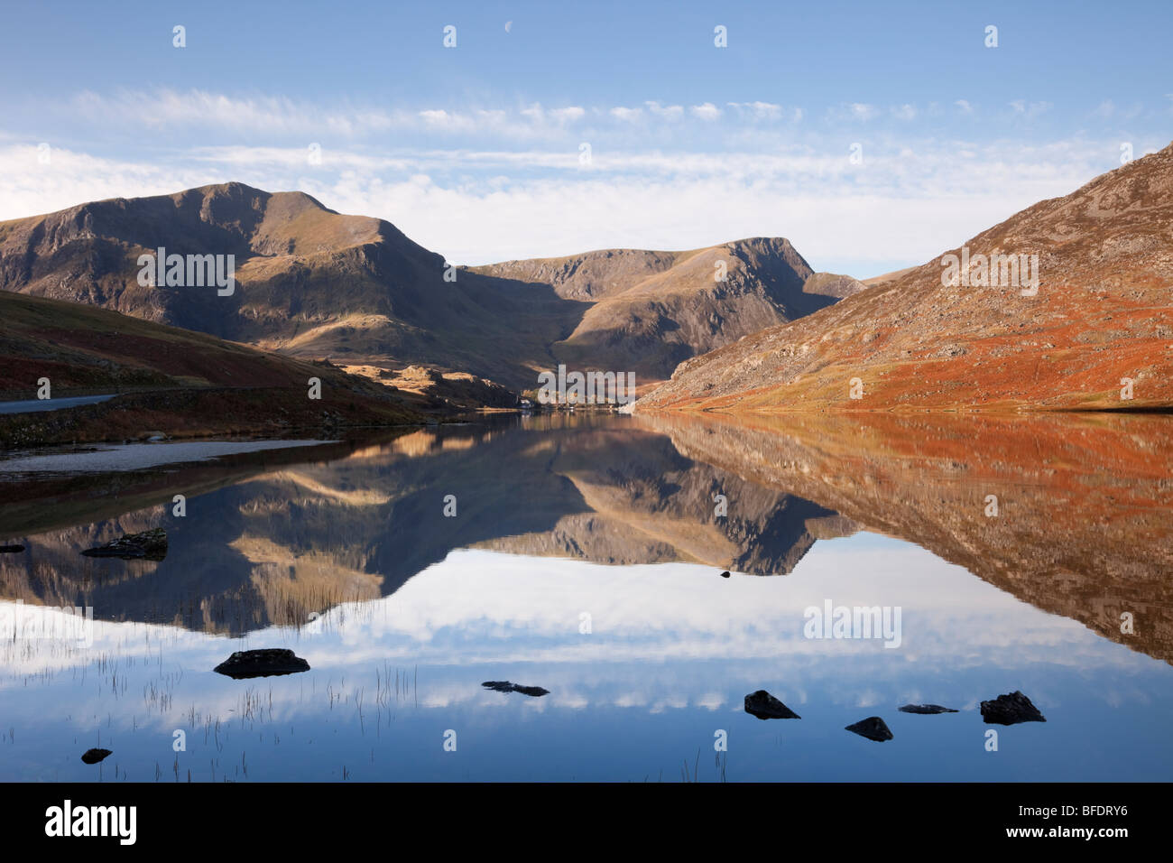 Ruhigen See Szene Reflexionen fo-Y-Garn und Foel Goch Berge in stillen ...