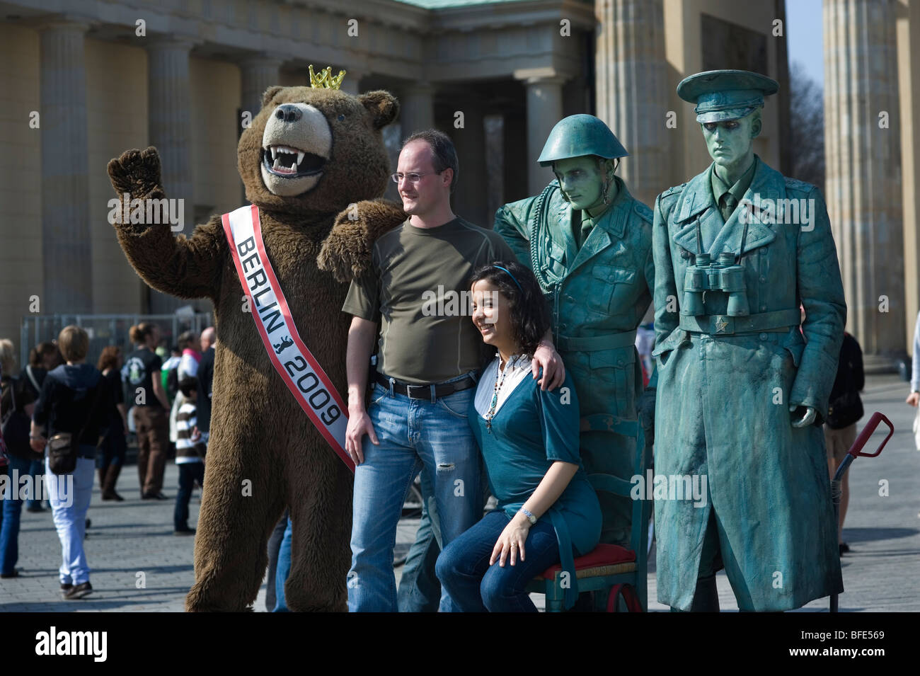 Berlin 2009, Touristen, Brandenburger Tor, Bär, 1989 DDR Deutschland ...