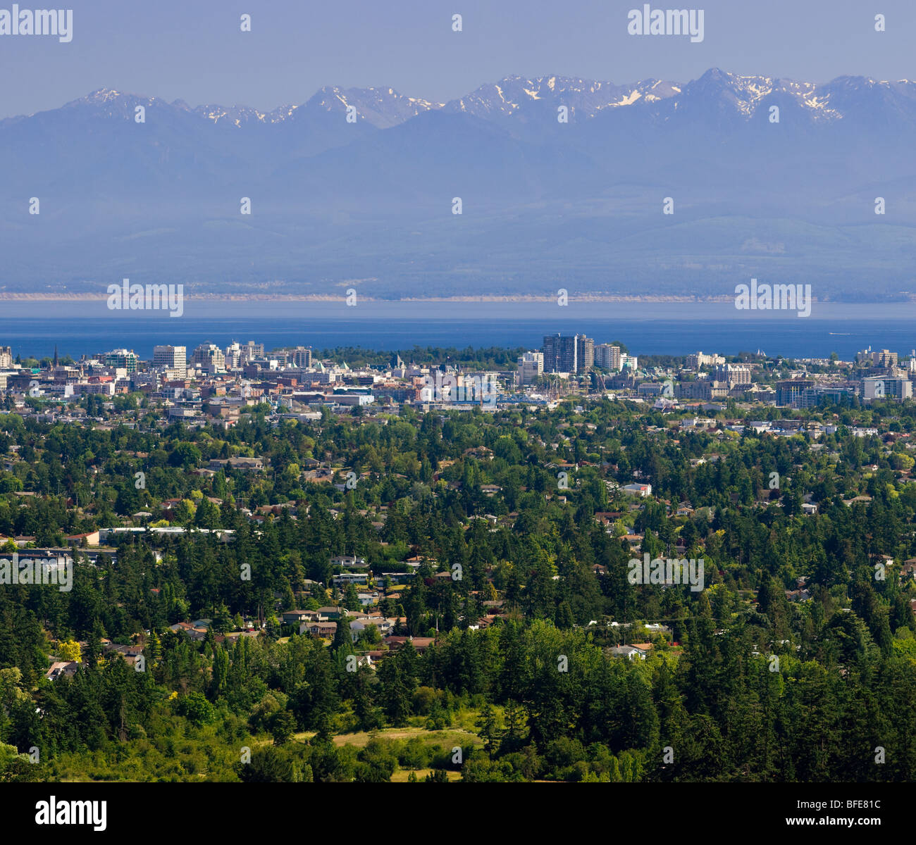 Luftaufnahme der Innenstadt von Victoria, Olympic Mountains im ...