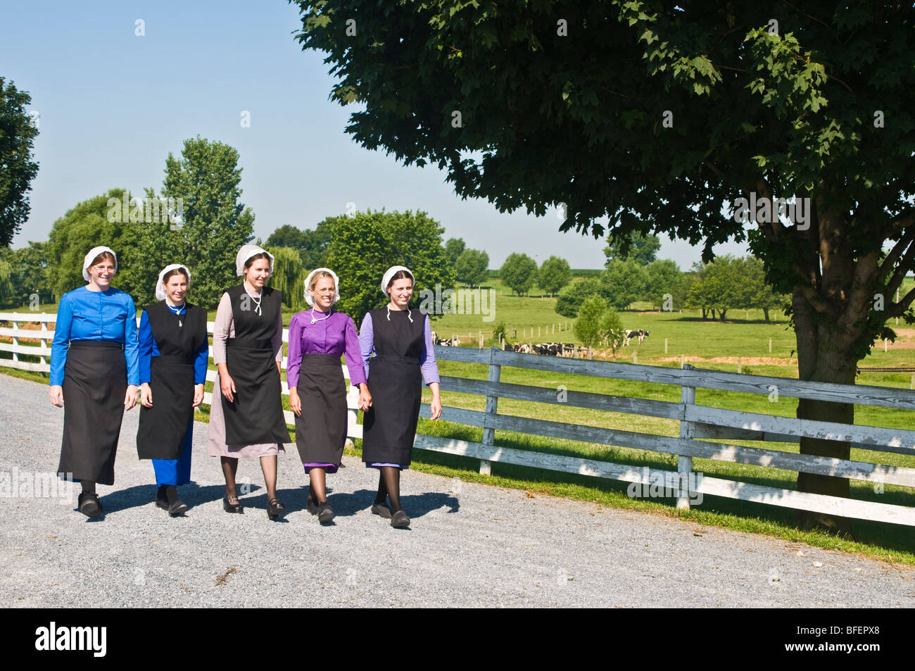 Old Amish Woman Walking Down Stockfotos und -bilder Kaufen - Alamy