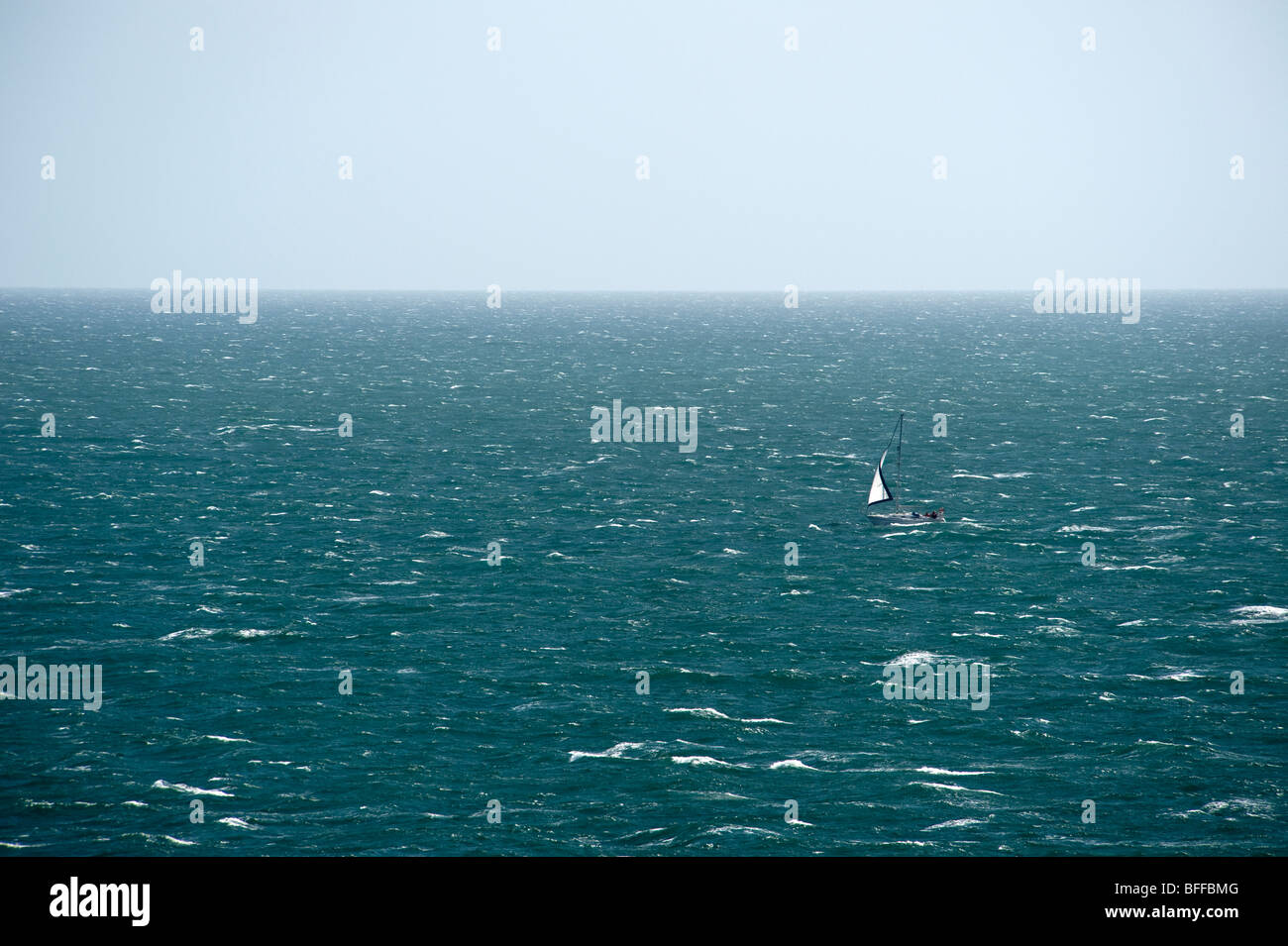 kleine, isolierte Segelboot in rauer See Stockfotografie - Alamy