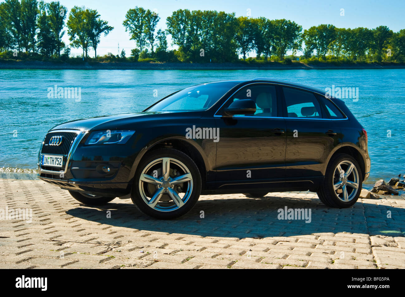 Front side view car audi -Fotos und -Bildmaterial in hoher Auflösung ...