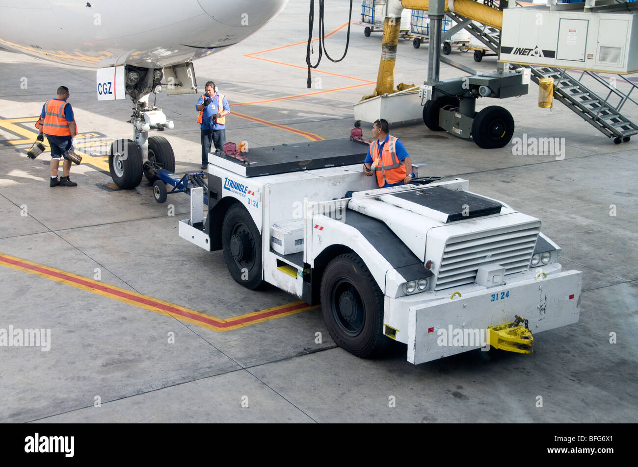 Flugzeug-Schlepper oder Pushback am Miami International Airport ...