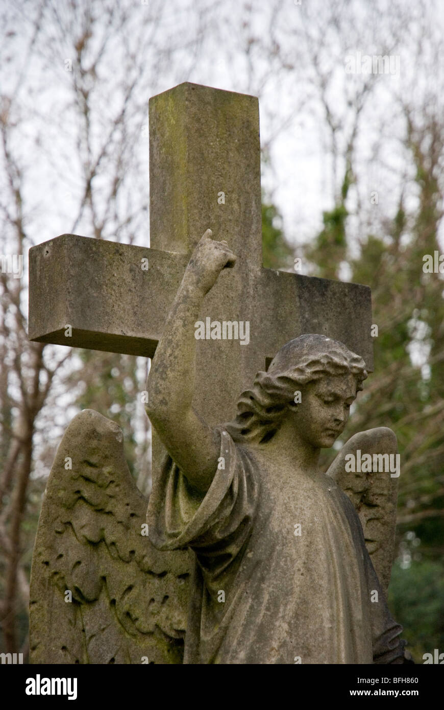 Engel und Kreuz Statur auf dem Highgate Cemetery in London England UK ...