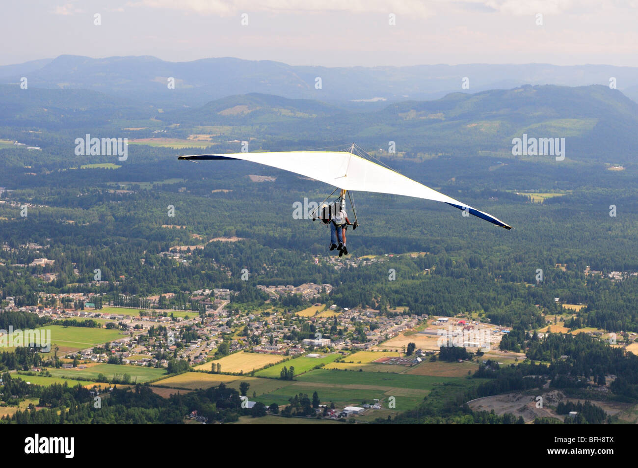 Zwei Jungs in einem Tandem-Gleitschirm in der Nähe von Mt. Prevost in ...