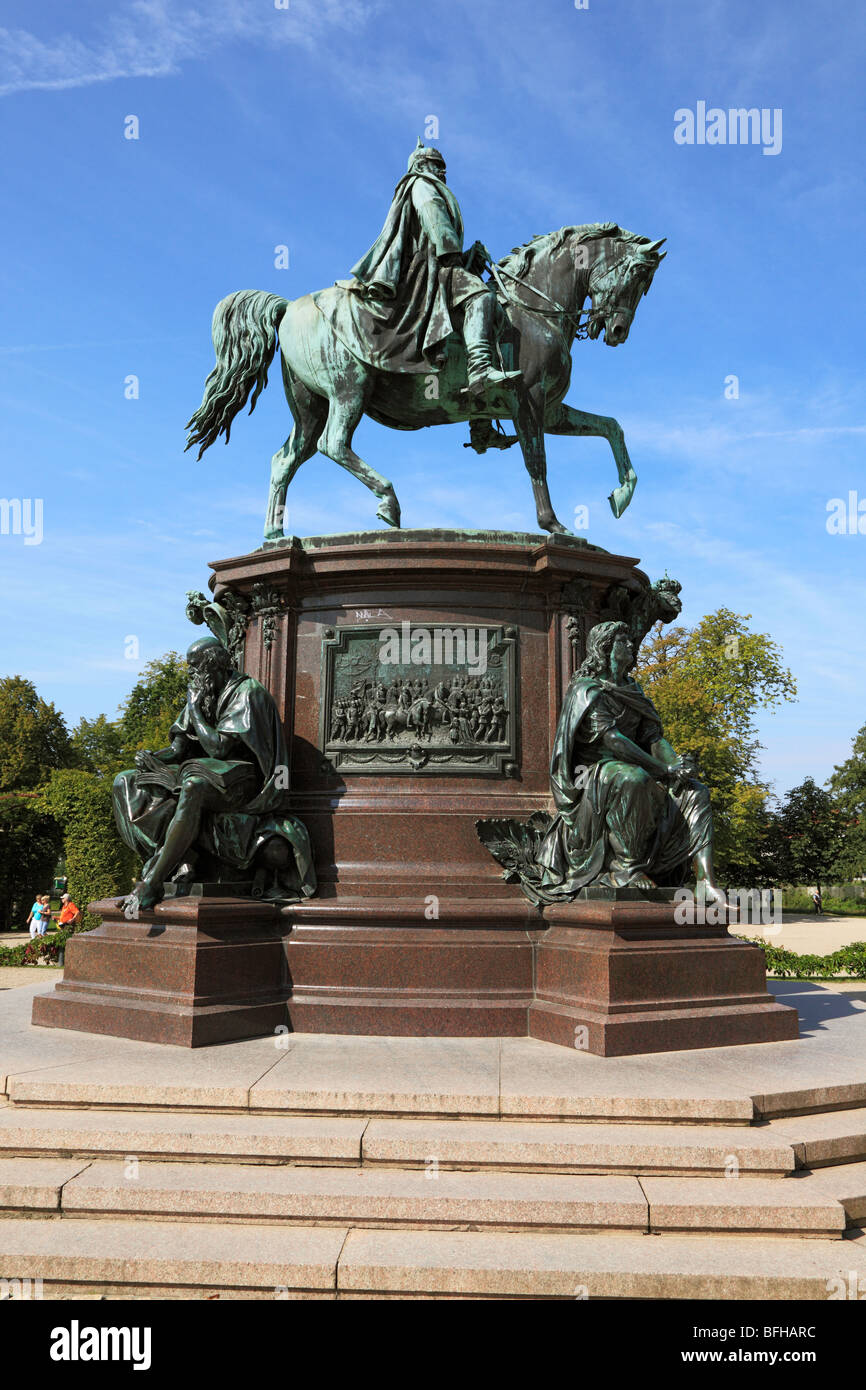 Barockes Reiterstandbild von Grossherzog Friedrich Franz II. Im ... Barockes Reiterstandbild von Grossherzog Friedrich Franz II. Im ...