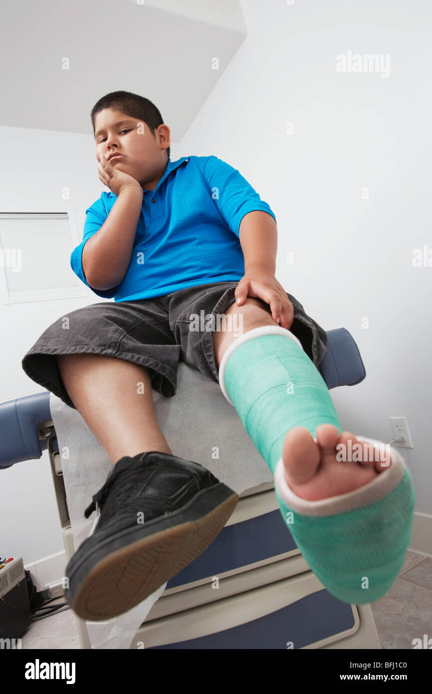 Bein im gipsverband -Fotos und -Bildmaterial in hoher Auflösung – Alamy