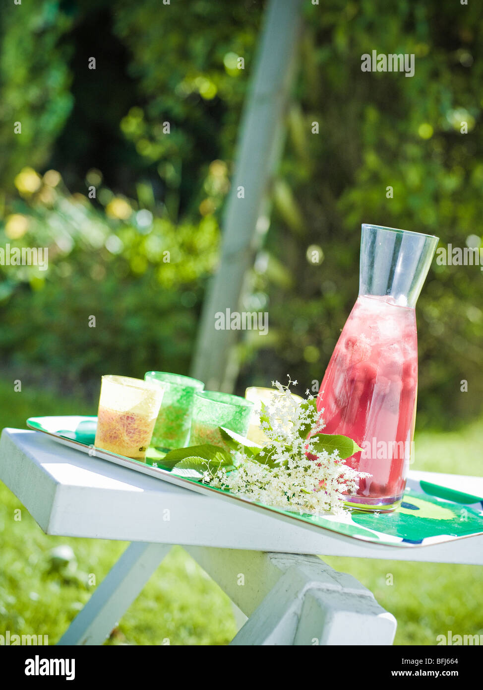 Hausgemachten Saft in einem Garten, Schweden Stockfotografie - Alamy
