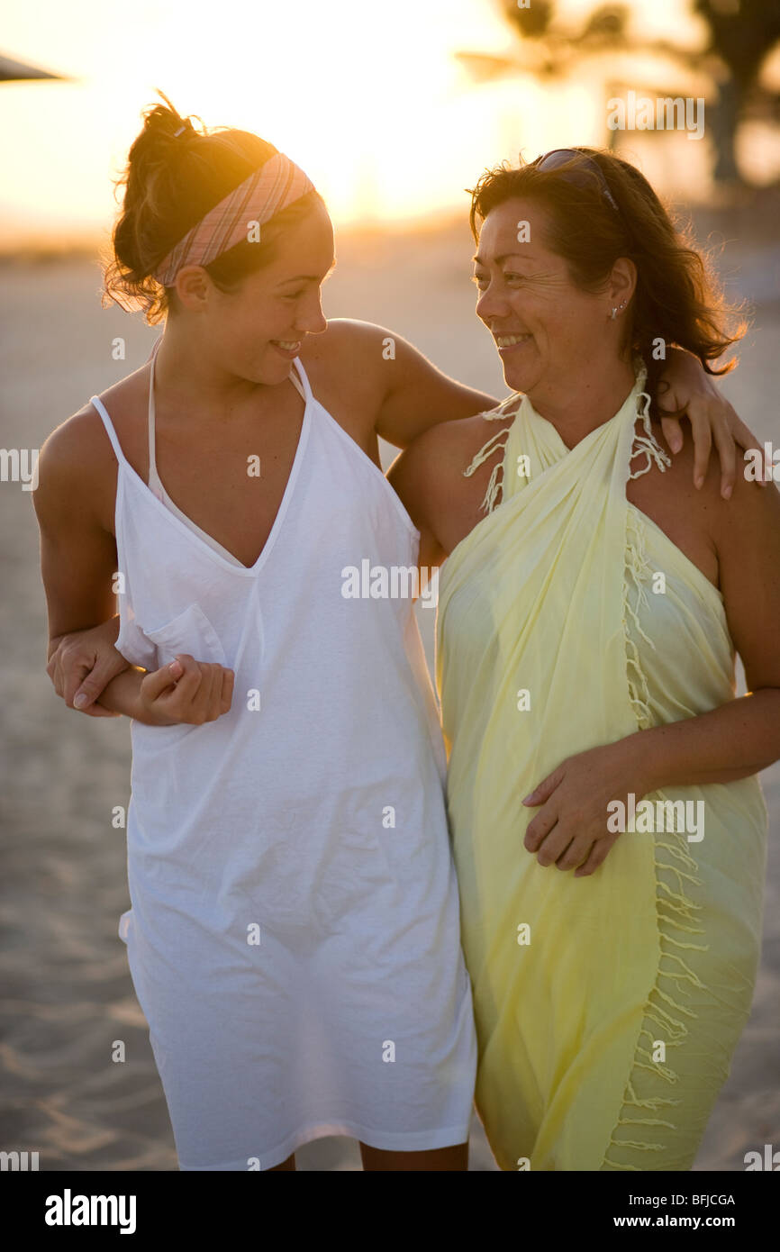 Mutter und Tochter im Urlaub, Oman Stockfotografie - Alamy