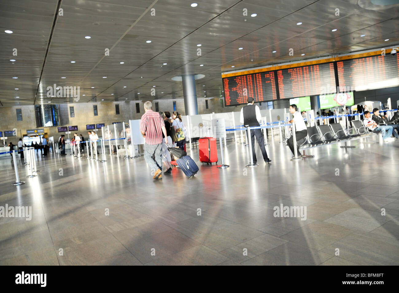 Terminal 3 check in -Fotos und -Bildmaterial in hoher Auflösung – Alamy