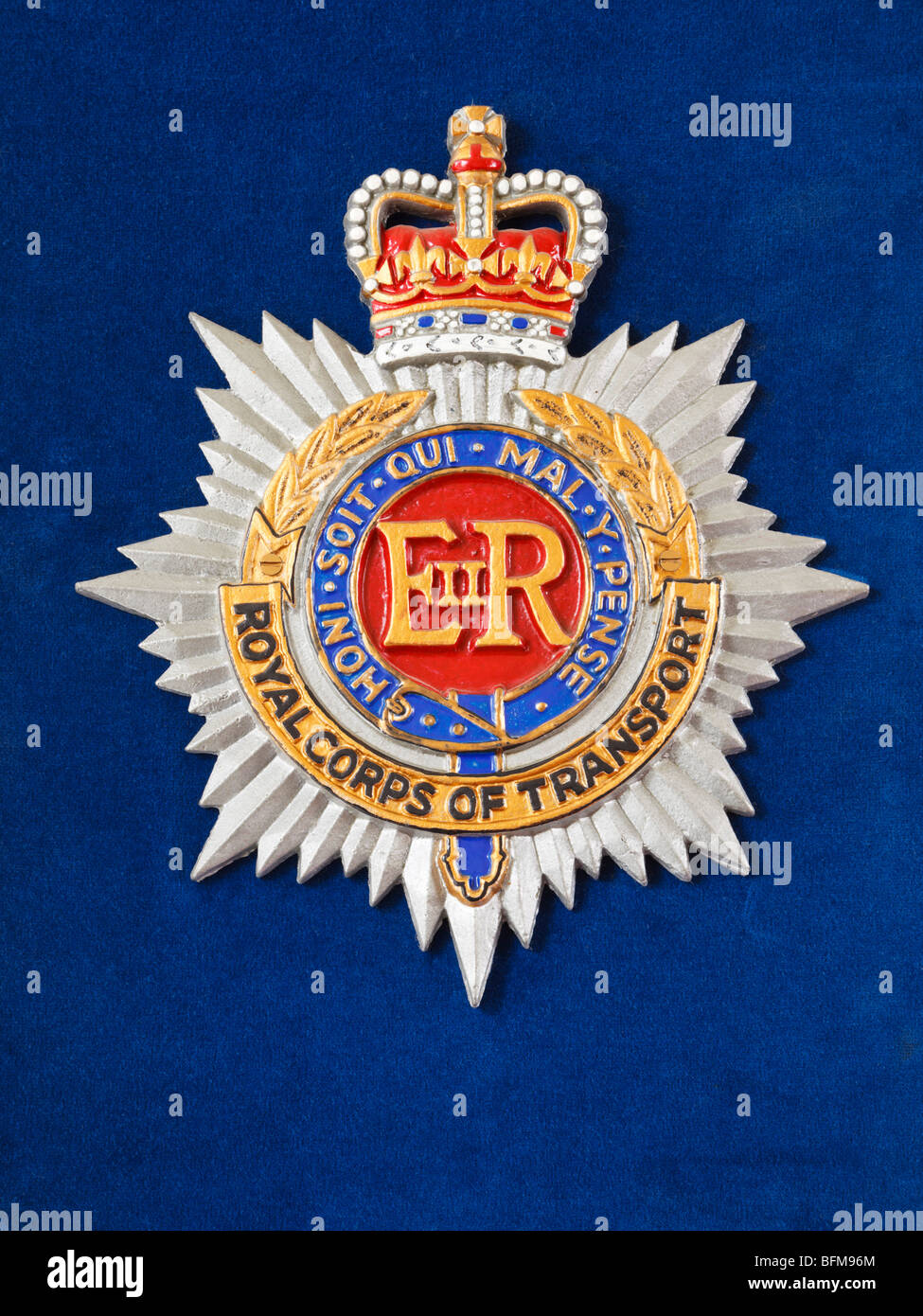 Gegossenes und farbiges Wappen des nun aufgelösten Royal Corps of ...