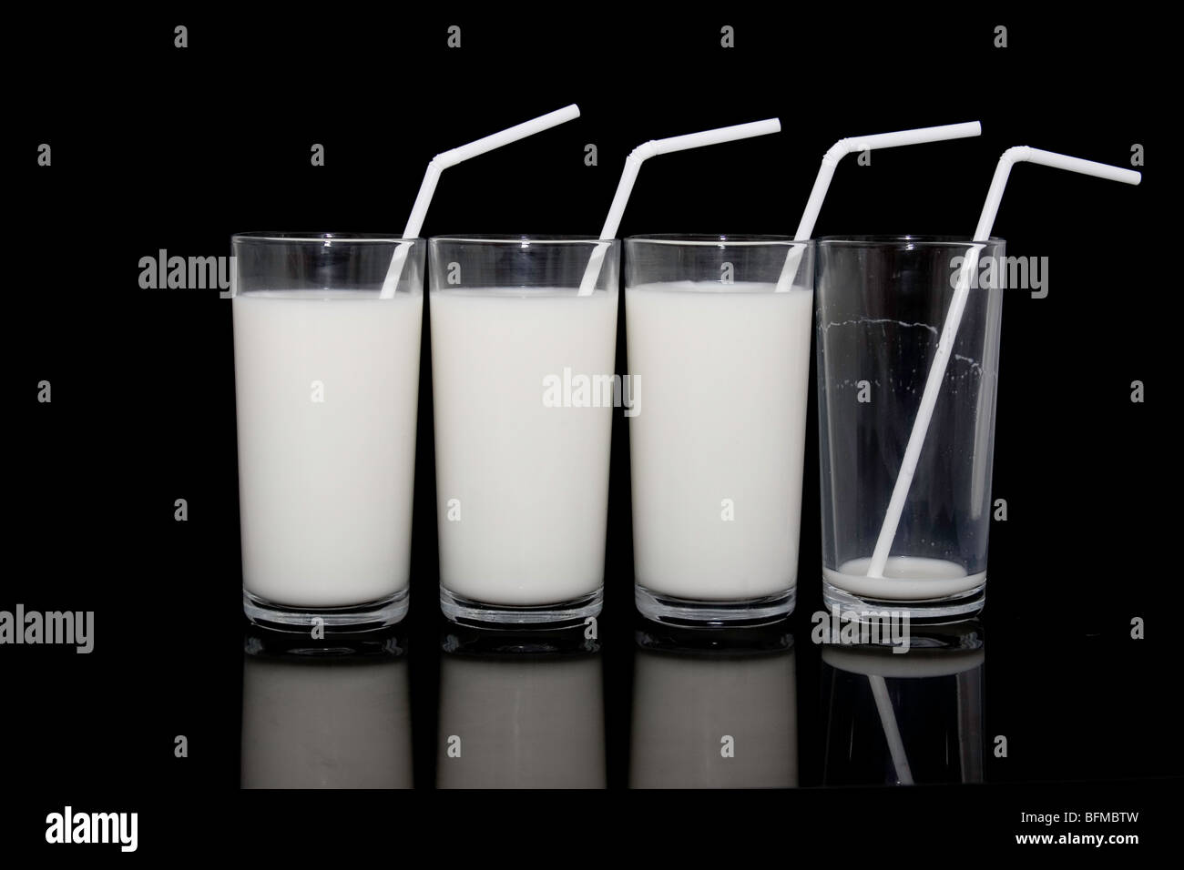 Strohhalm glas -Fotos und -Bildmaterial in hoher Auflösung – Alamy