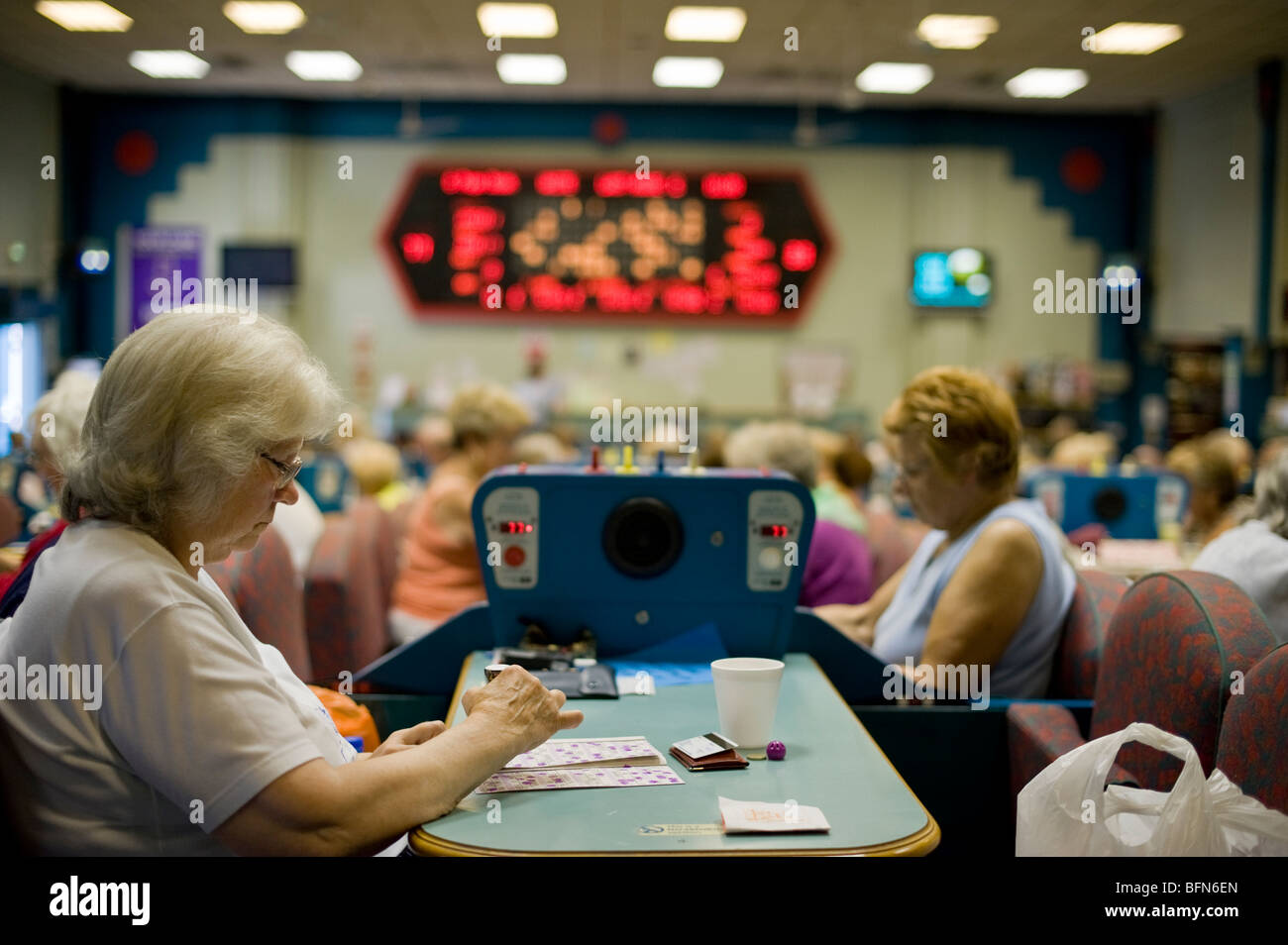 People playing bingo -Fotos und -Bildmaterial in hoher Auflösung – Alamy