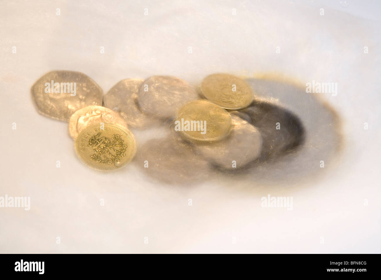 Geld geht den bach runter -Fotos und -Bildmaterial in hoher Auflösung ...