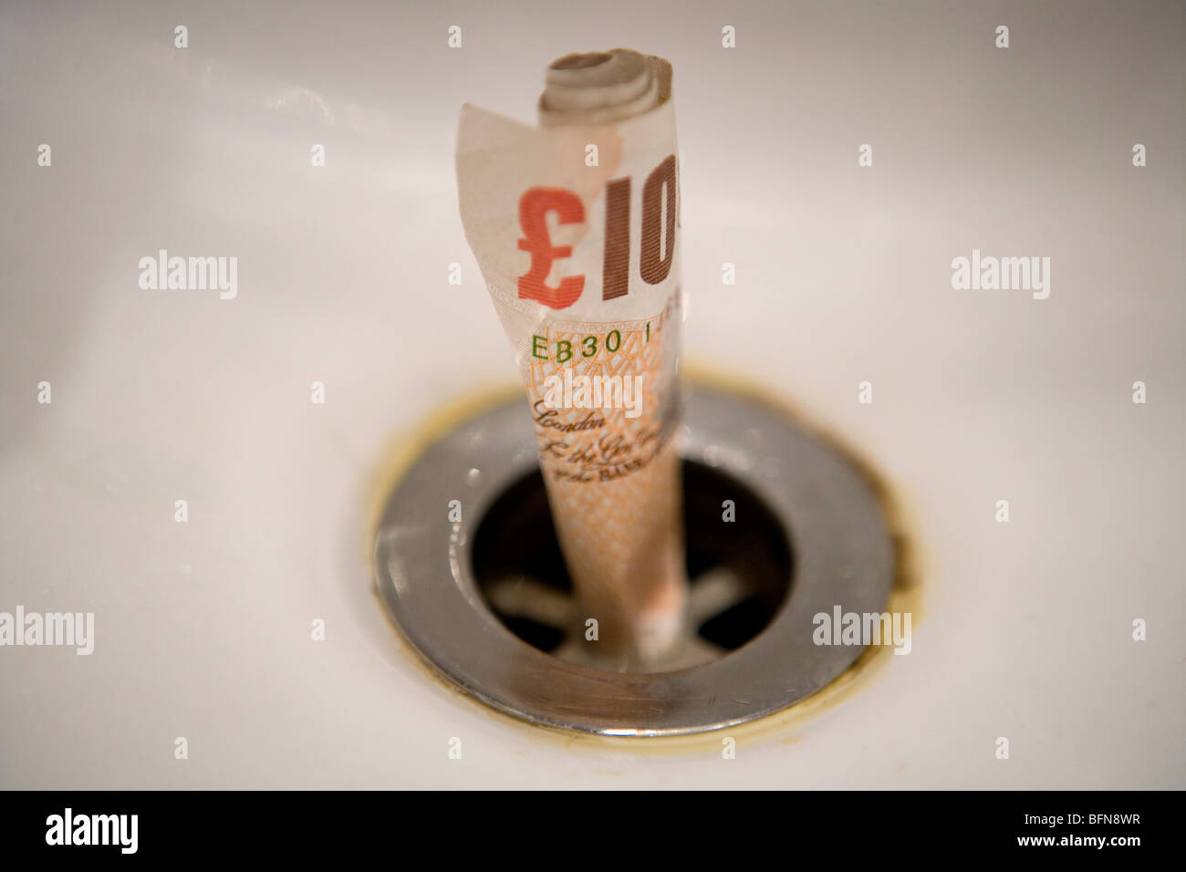 Geld geht den bach runter -Fotos und -Bildmaterial in hoher Auflösung ...