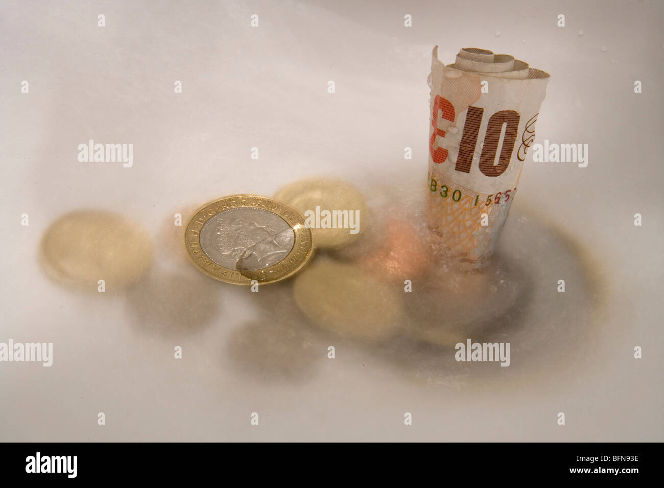 Geld geht den bach runter -Fotos und -Bildmaterial in hoher Auflösung ...